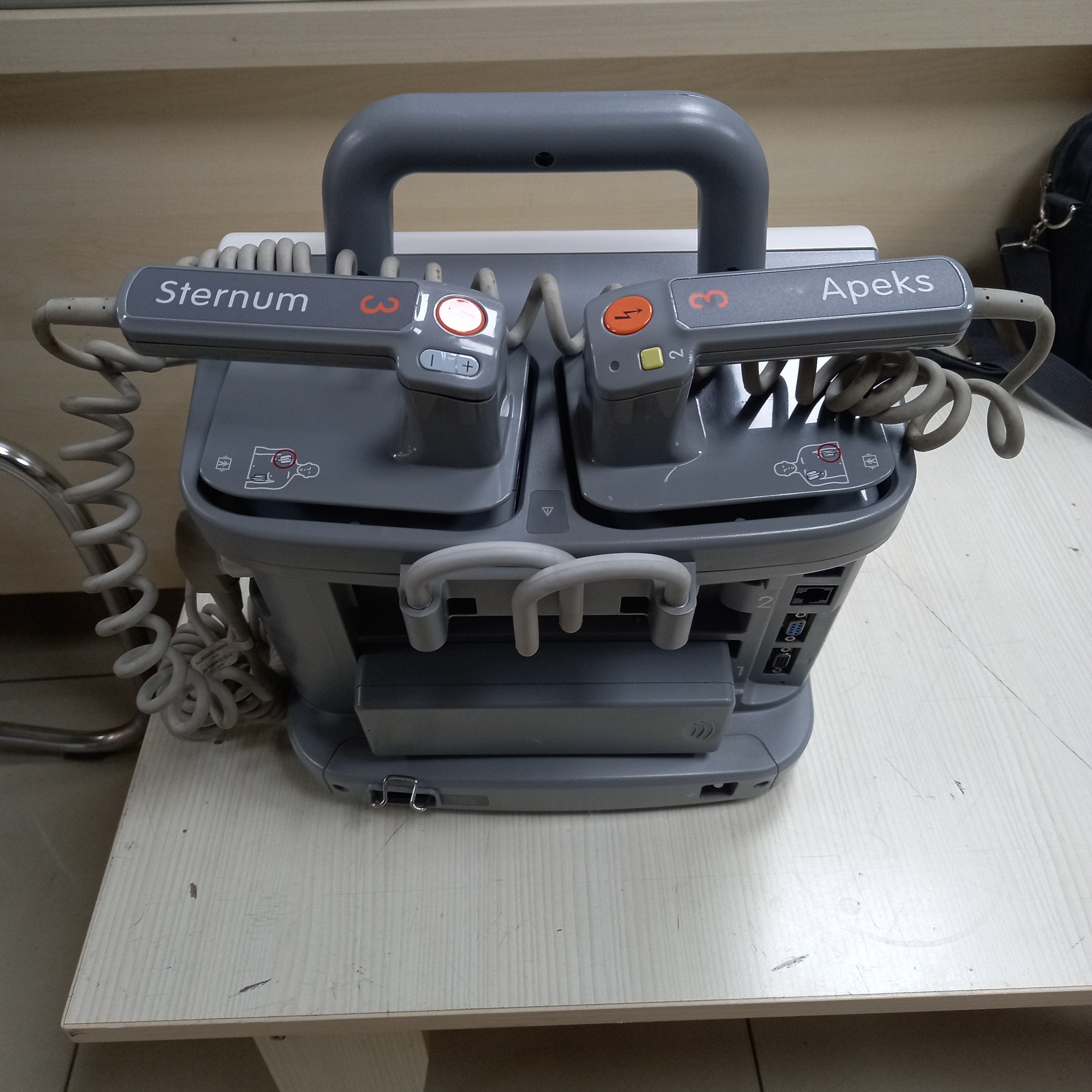 Secondhand Mindray BeneHeart D6 Monitor Defibrillator - Medbidding