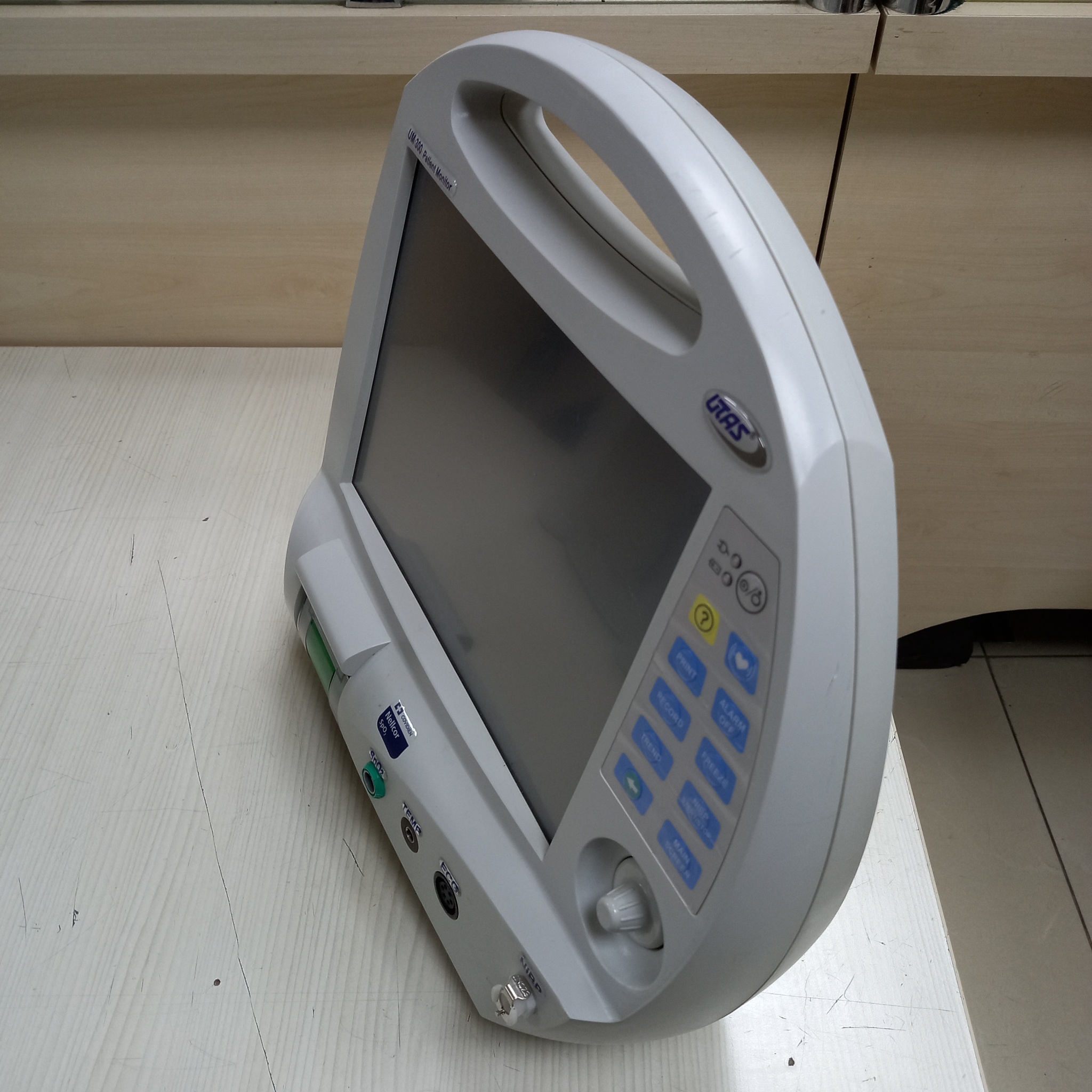 Secondhand Utas UM-300T Patient Monitor - Medbidding