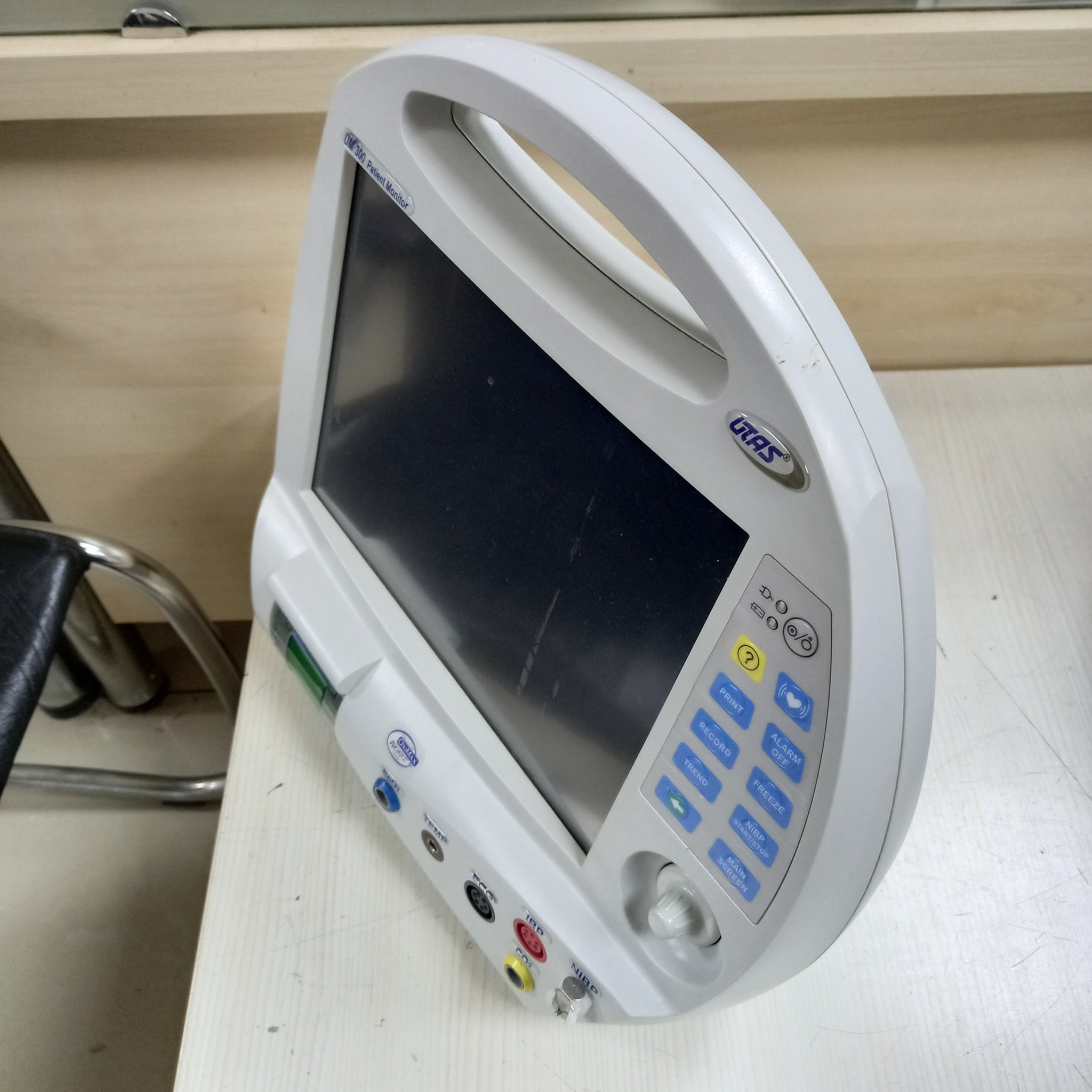 Secondhand Utas UM-300P Patient Monitor - Medbidding