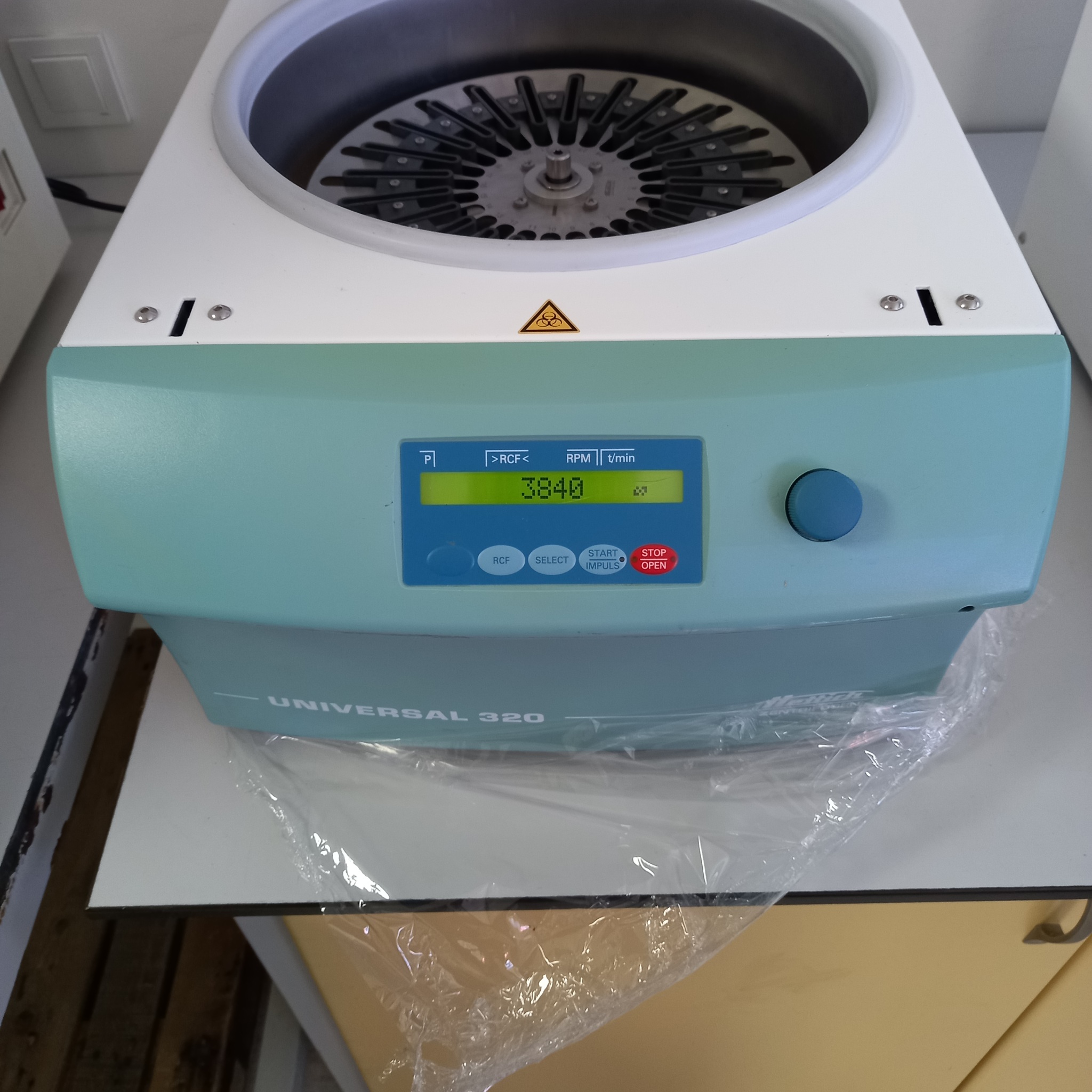 Secondhand Hettich Universal 320 Centrifuge - Medbidding