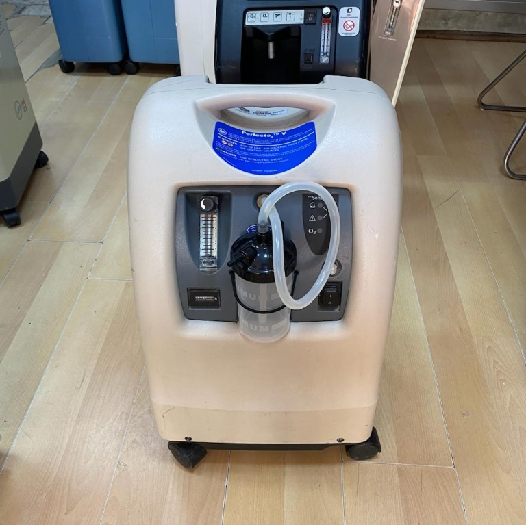 Secondhand Invacare Perfecto2 V 5L/min Oxygen Concentrator - Medbidding