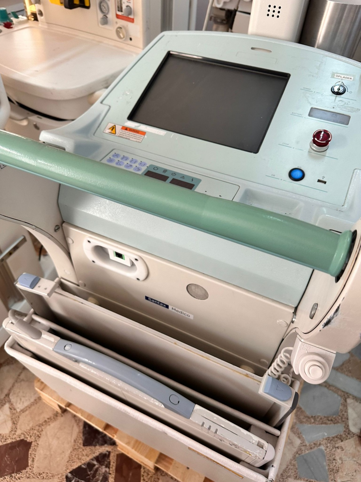 Secondhand Shimadzu Mobiledart Digital Portable X-Ray Device - Medbidding